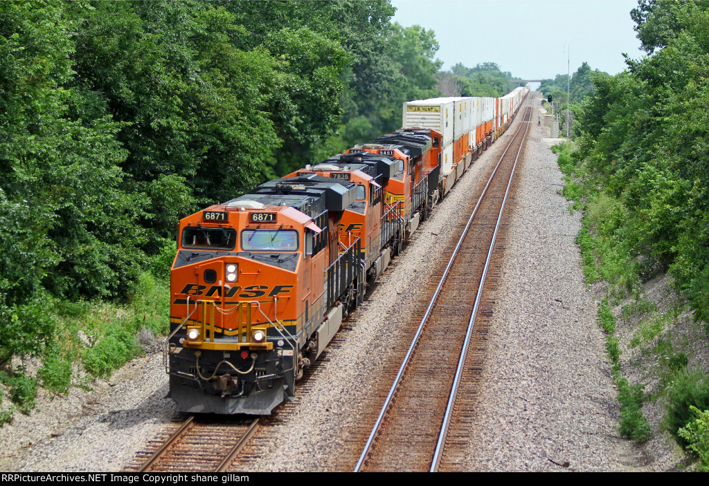 BNSF 6871 Heads up a sting of stacks's WB.